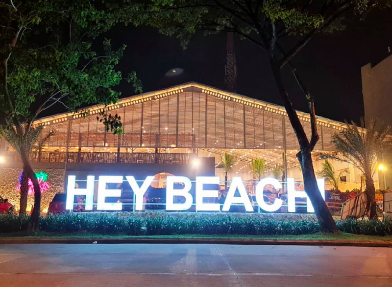 Hey Beach merupakan salah satu tempat destinasi wisata kuliner yang ...