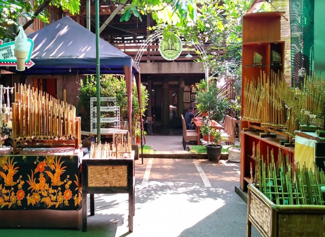 Saung Angklung Udjo merupakan salah satu tempat destinasi wisata alam ...