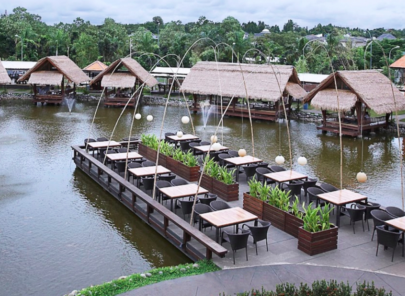 Talaga Sampireun merupakan salah satu tempat destinasi wisata kuliner ...