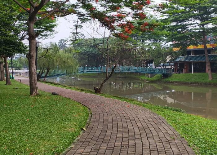 Taman Menteng Bintaro merupakan ruang terbuka hijau (RTH) dengan banyak ...