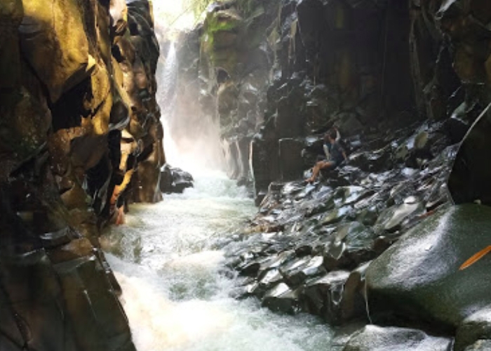 Tak seperti air terjun pada umumnya, Curug Cikuluwung memiliki air ...