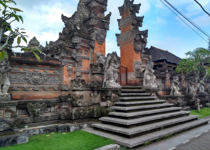 Goa Gajah merupakan salah satu destinasi wisata sejarah berupa goa ...