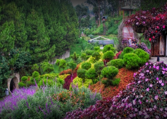 Rainbow Garden merupakan salah satu destinasi wisata di Bandung yang ...