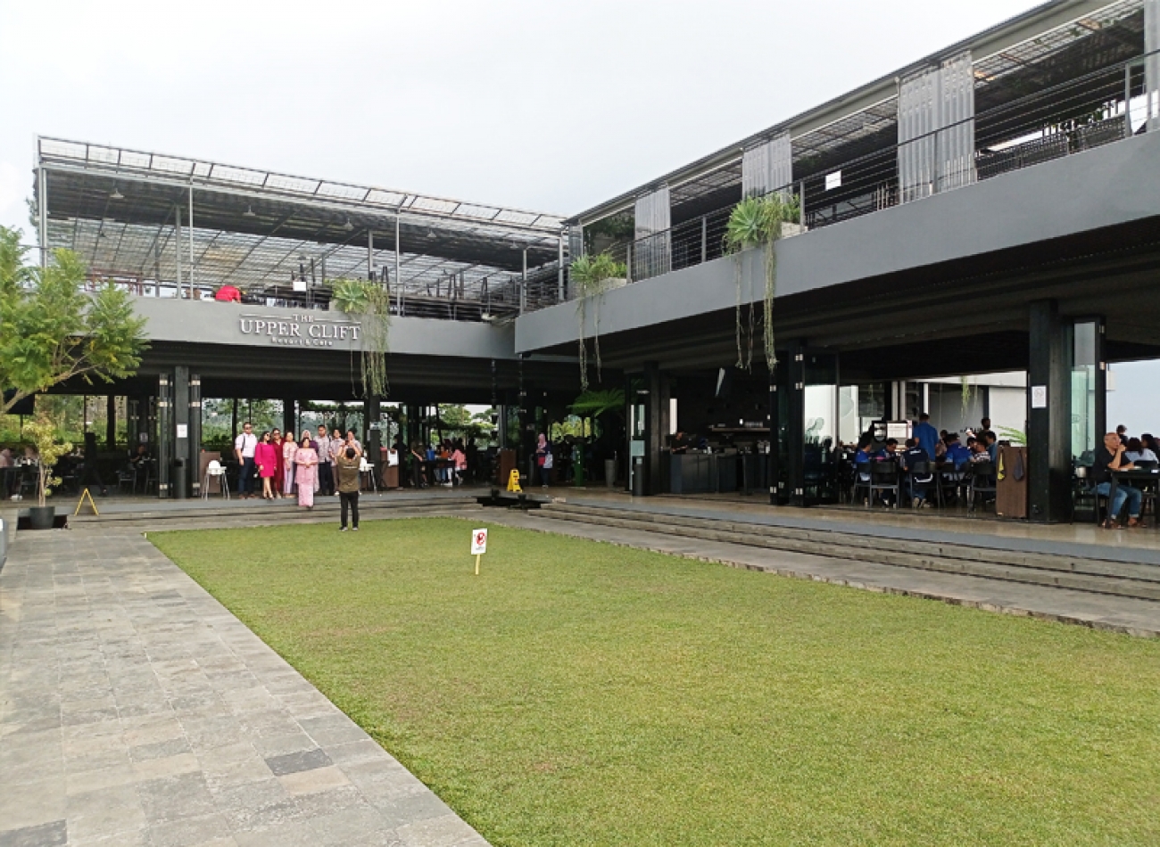 Tempat ini memiliki resort untuk menginap dan cafe yang menyajikan ...